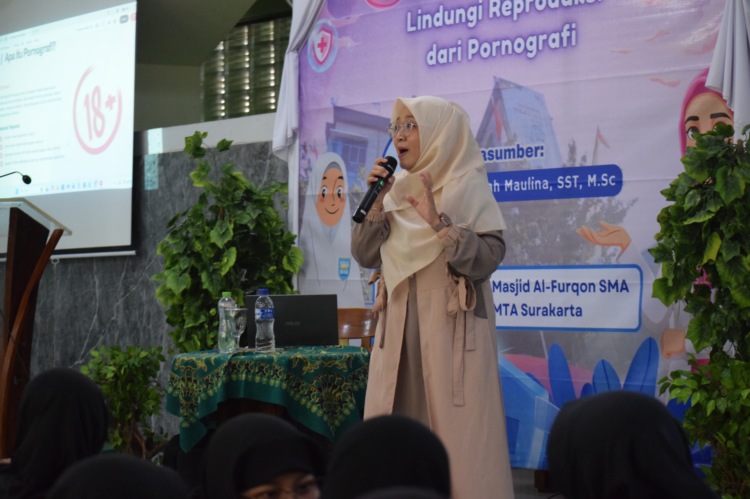 Seminar kesehatan bertema lindungi reproduksi dari pornografi - SMA MTA